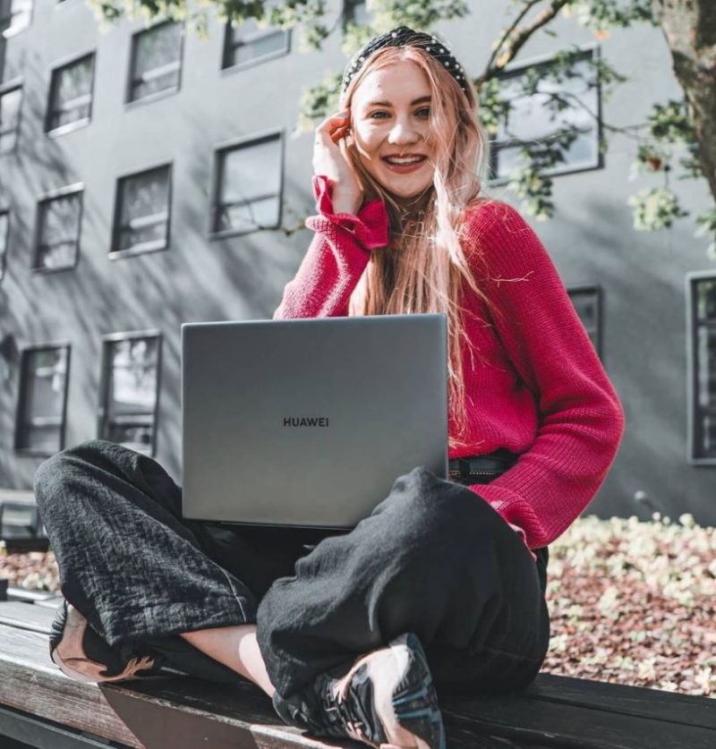 Populārā influencere un uzņēmēja Evelīna Pārkere nekad nav strādājusi “normālu” darbu. Cik viņa ...