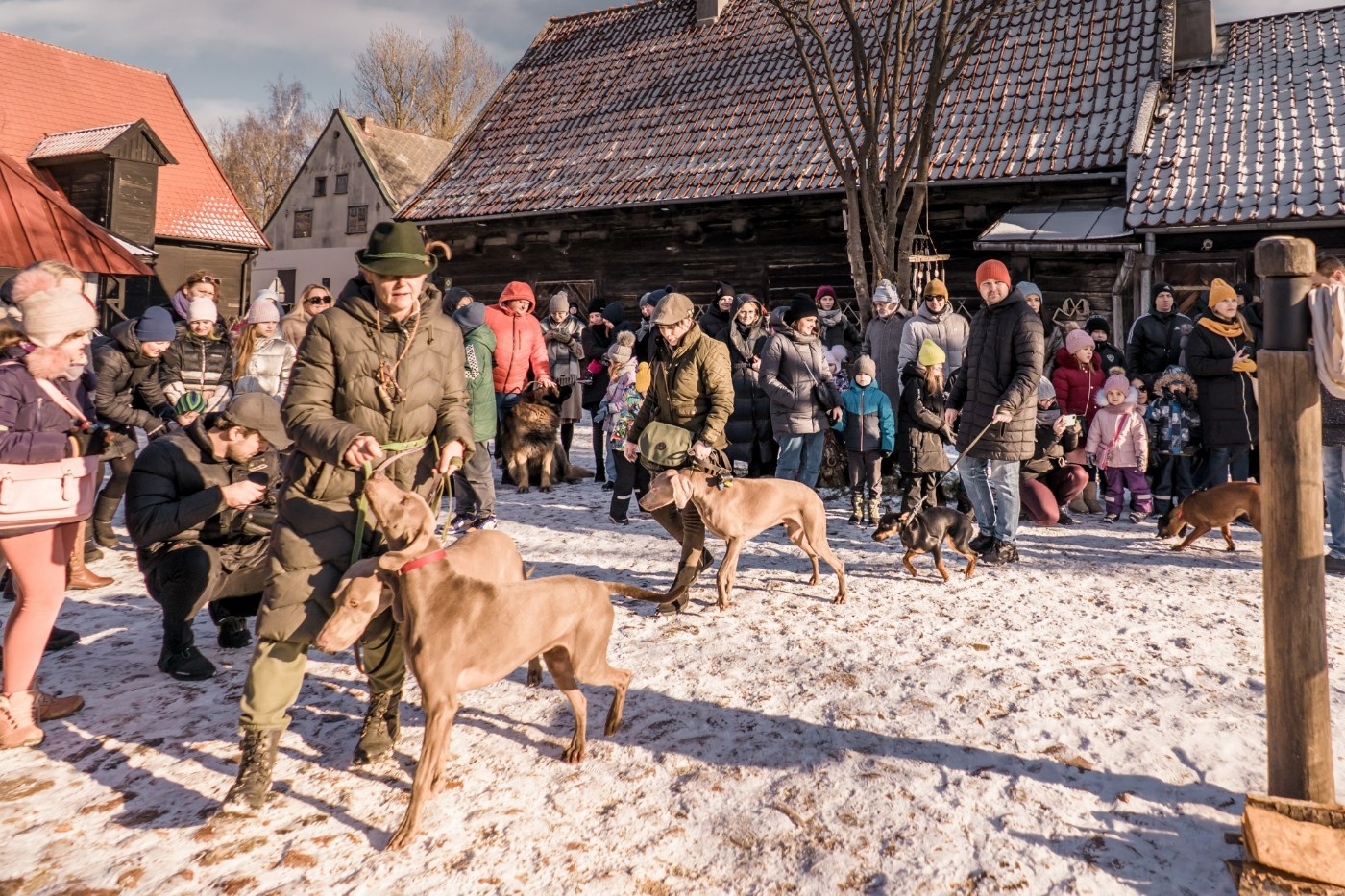 FOTO. Suņu parāde, medību trofeju izstāde, gardumi un citi brīnumi ...