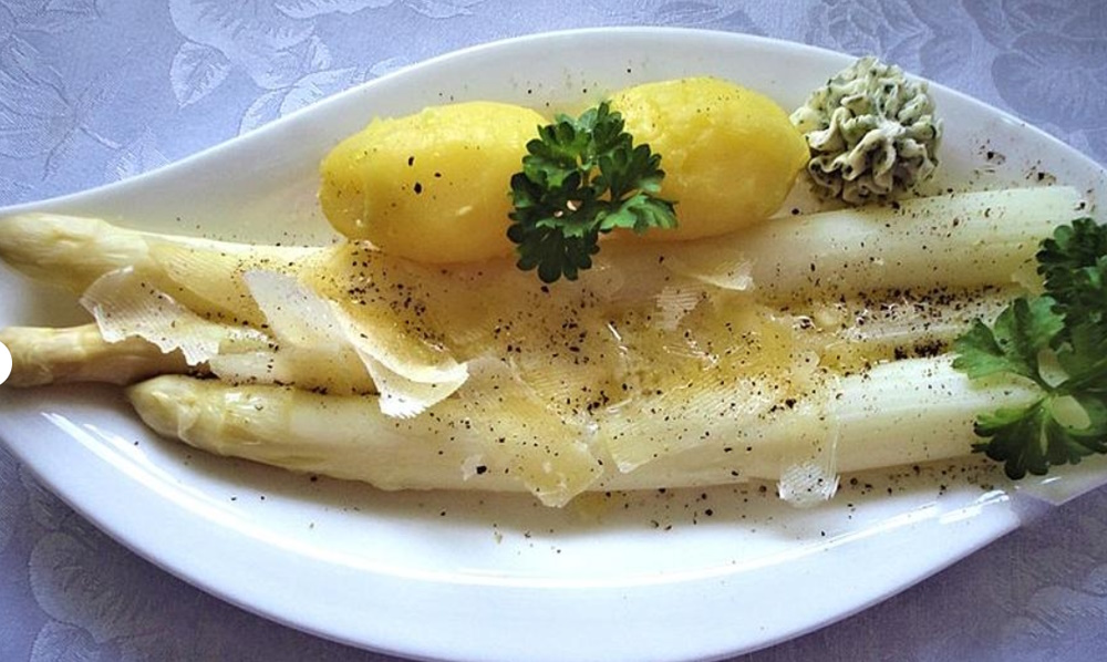 Pavasara delikatese vācu šefpavāru gaumē: baltie sparģeļi ar sviestu un ...