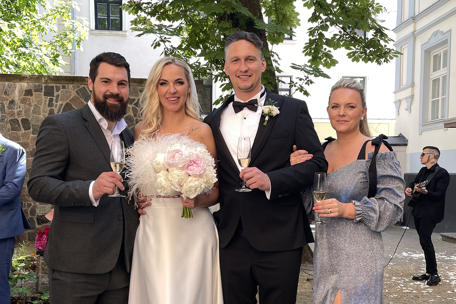 FOTO. Smaidi, ziedi un Mika Dukura dziesmas: romantiskā ceremonijā ...