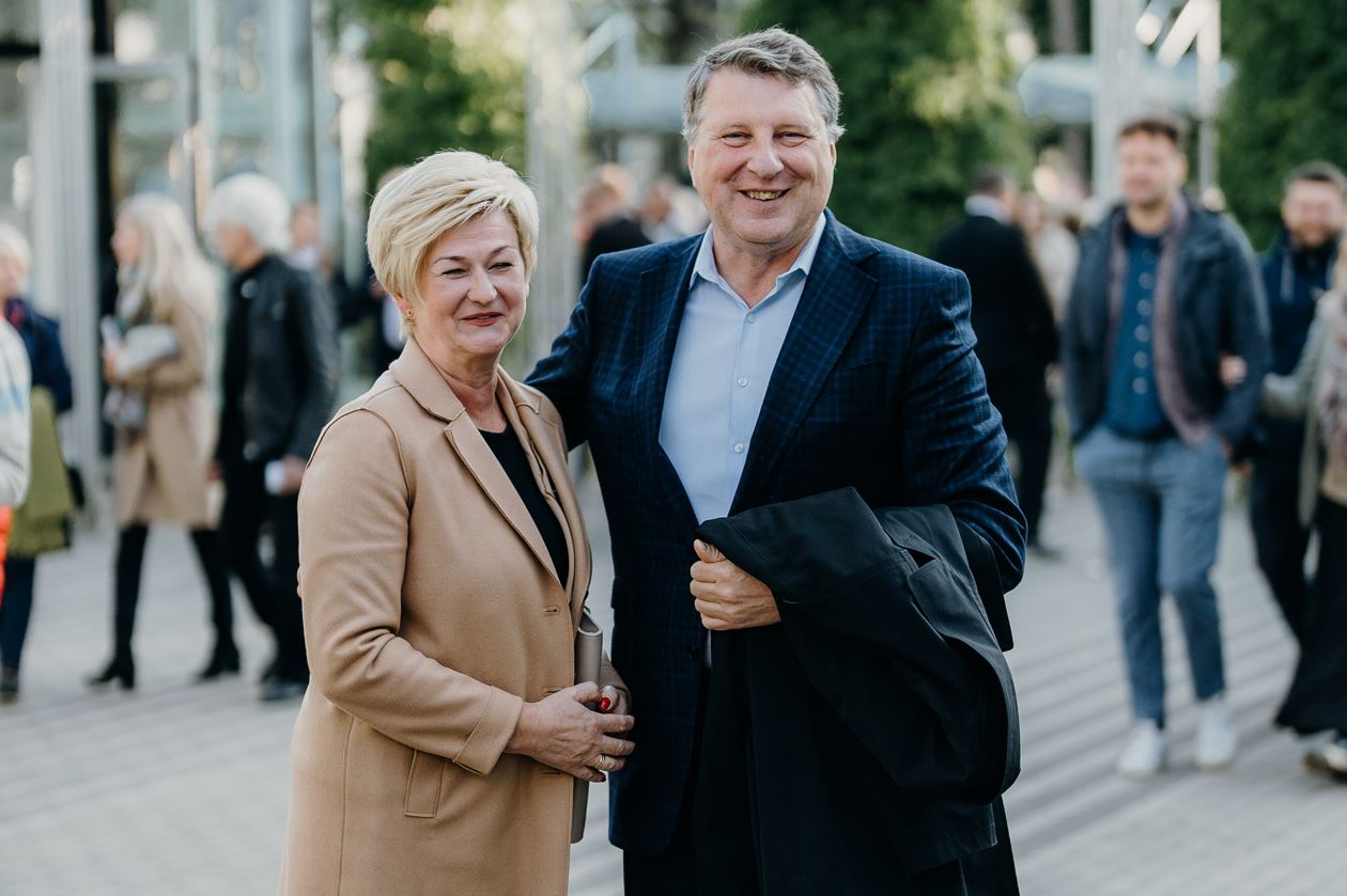 FOTO. Sabiedrībā pazīstami cilvēki kuplā skaitā apmeklē Dzintaru ...