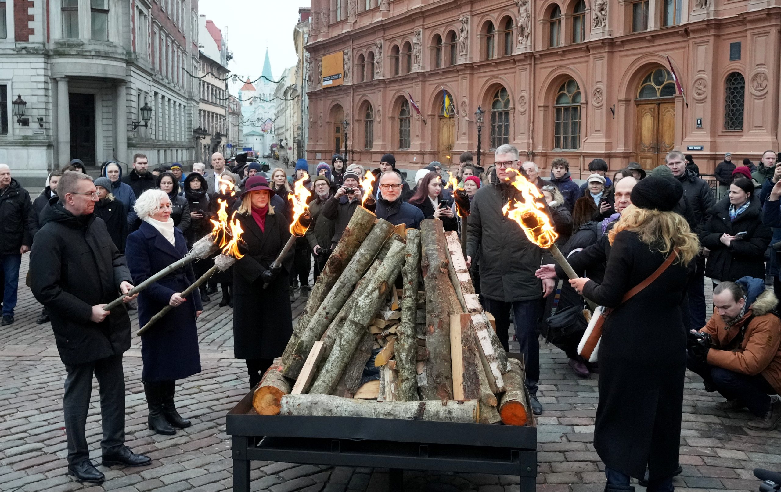 Komentāri | FOTO: Doma laukumā iedegts 1991. gada barikādēm veltīts ...